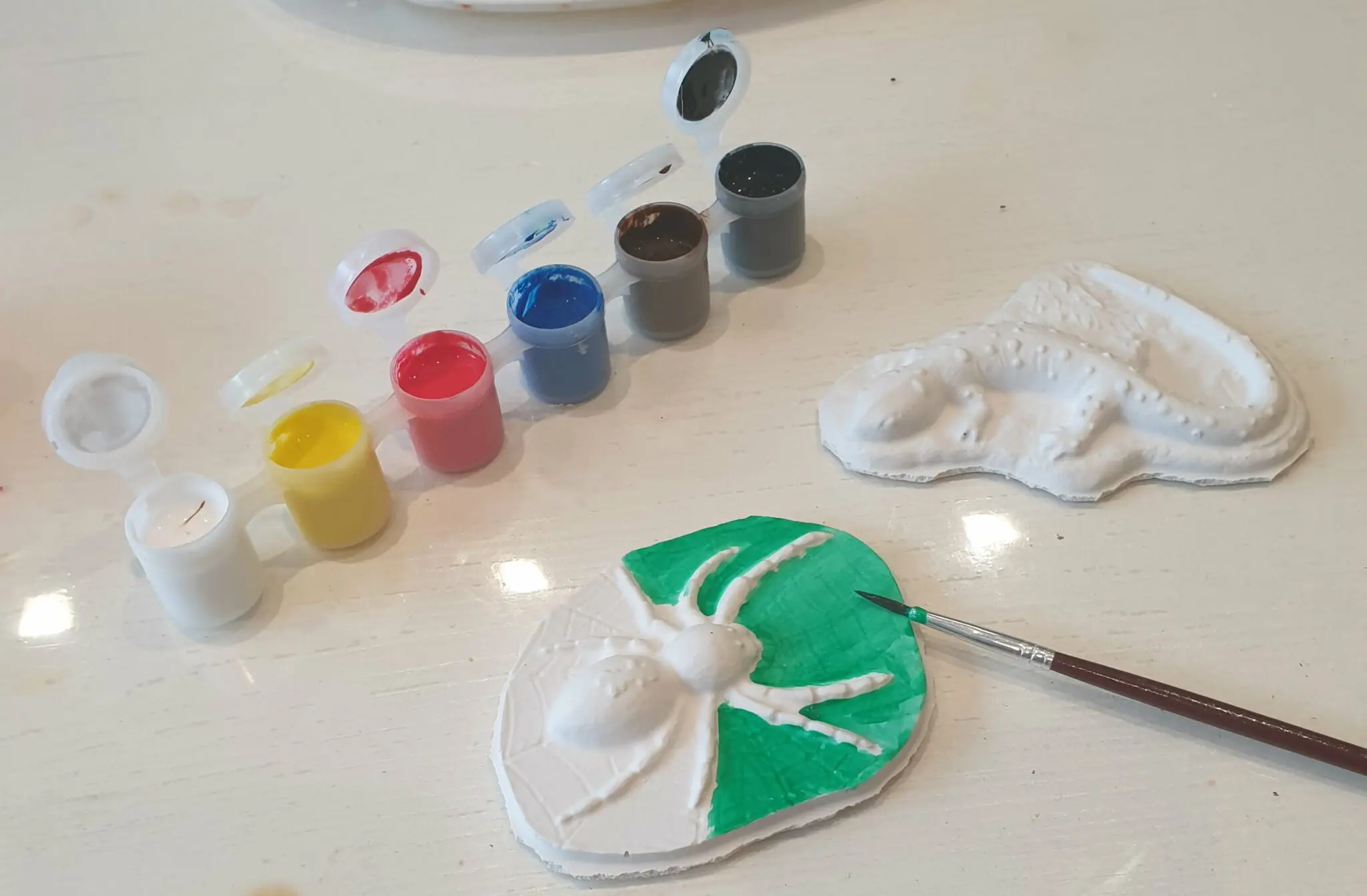 Enge beesten knutselen met gips en glow in the dark verf - Kreanimo